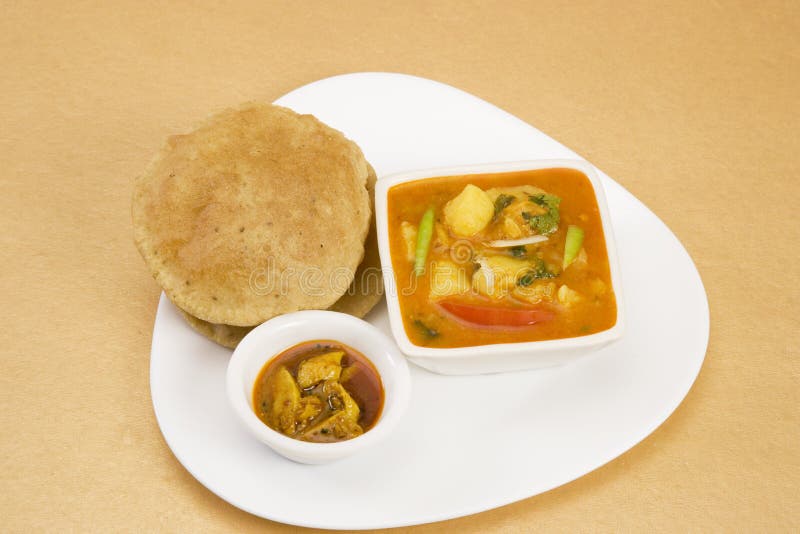 Aloo Puri met Aachar stock afbeelding. Image of kruid - 36882431