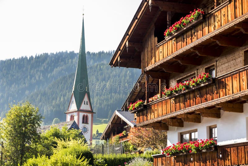 Alpbach Austria obraz editorial. Obraz złożonej z katolik - 103149150