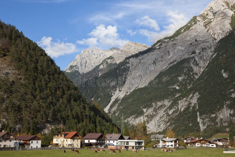 Alpen, Alpines Dorf Im Tal, Deutschland Stockfoto - Bild von steine ...