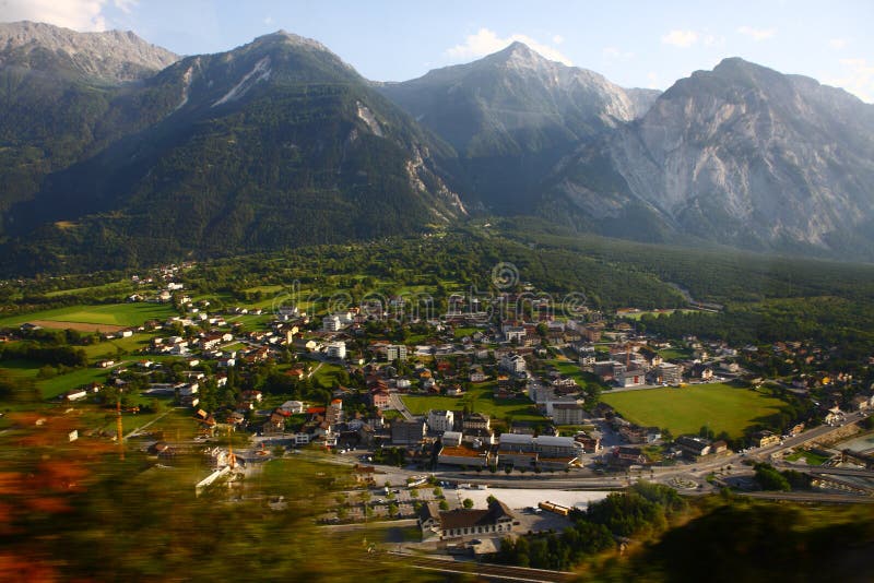 Alpendorf stockbild. Bild von vorberge, feld, alpen, farben - 33364599