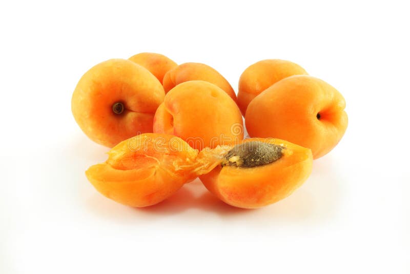 Alperces Em Um Fundo Branco Foto de Stock - Imagem de corte, lanche ...