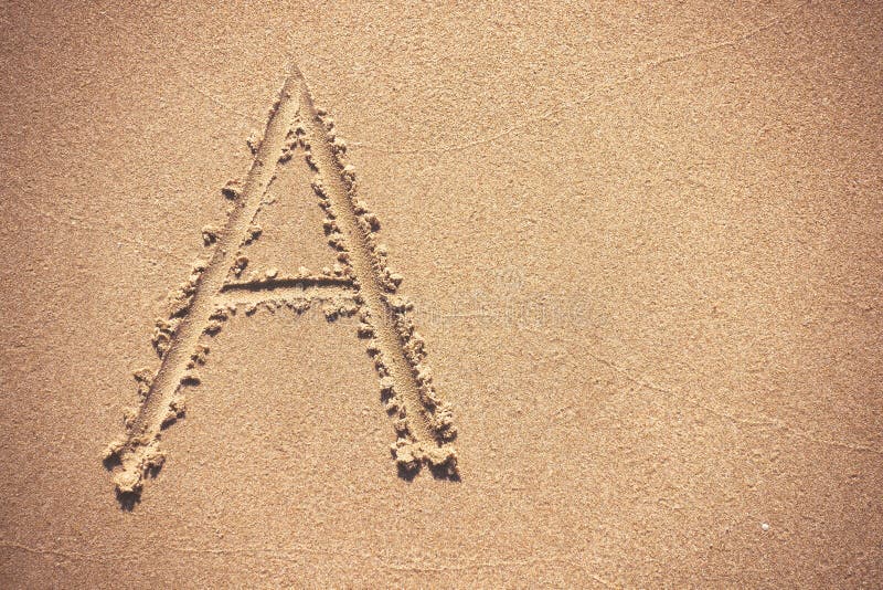 Alphabet Sur Le Sable De Plage Photo stock - Image du lettres, retraits ...
