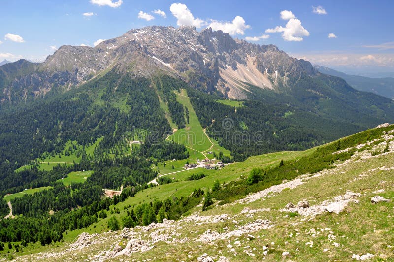 Alpi dell'Italia immagine stock. Immagine di gruppo, escursionismo ...