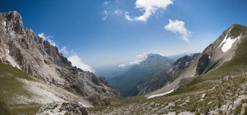 Alpi italiane fotografia stock. Immagine di turistico - 22684258