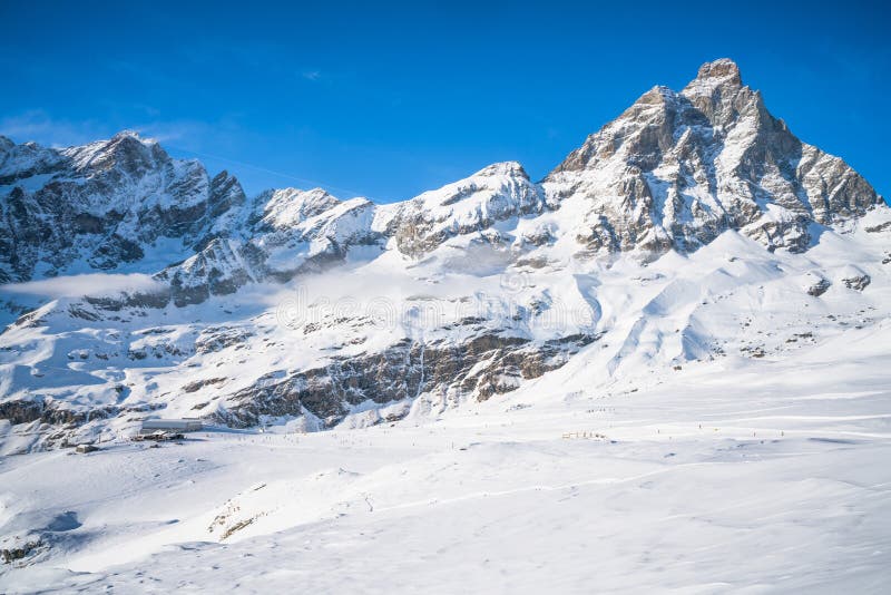 Alpi italiane nell'inverno fotografia stock. Immagine di nave - 103585496