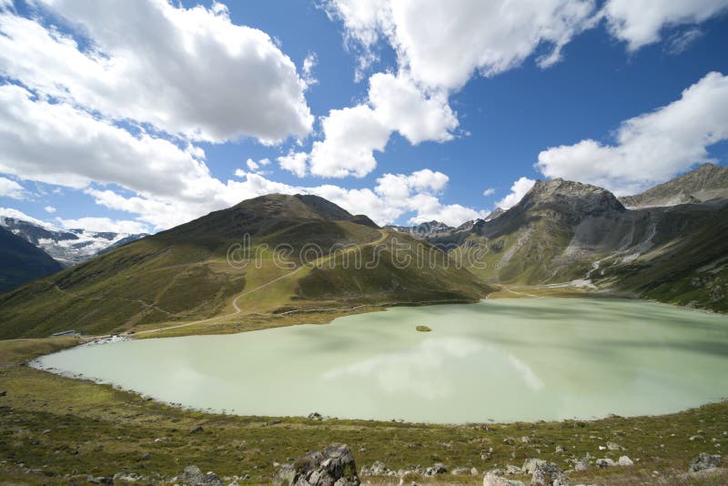 Alpiene Alpen stock afbeelding. Image of dalingen, rivier - 27051607