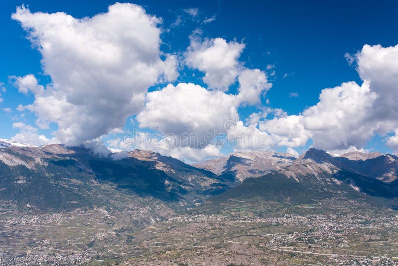 Alpine Berge Mit Schatten Von Wolken Stockfoto - Bild von berge, reise ...