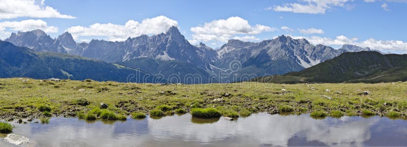 Alpiner See mit Gebirgszug stockfoto. Bild von berg, sommer - 76957898