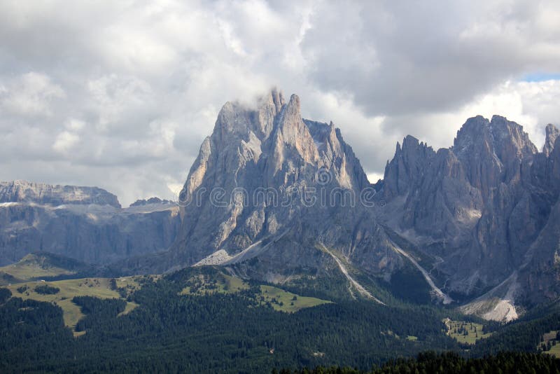 Alpines стоковое изображение. изображение насчитывающей верх - 101071629