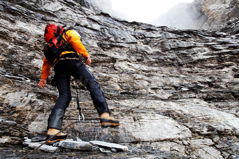 Alpinist, Der Eiger Spitze Steigt Stockfoto - Bild von aktiv, wildnis ...