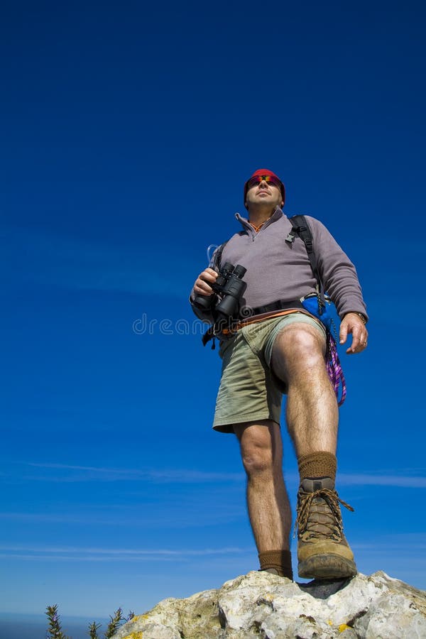 Alpiniste D'homme Atteignant Le Sommet Photo stock - Image du excursion ...