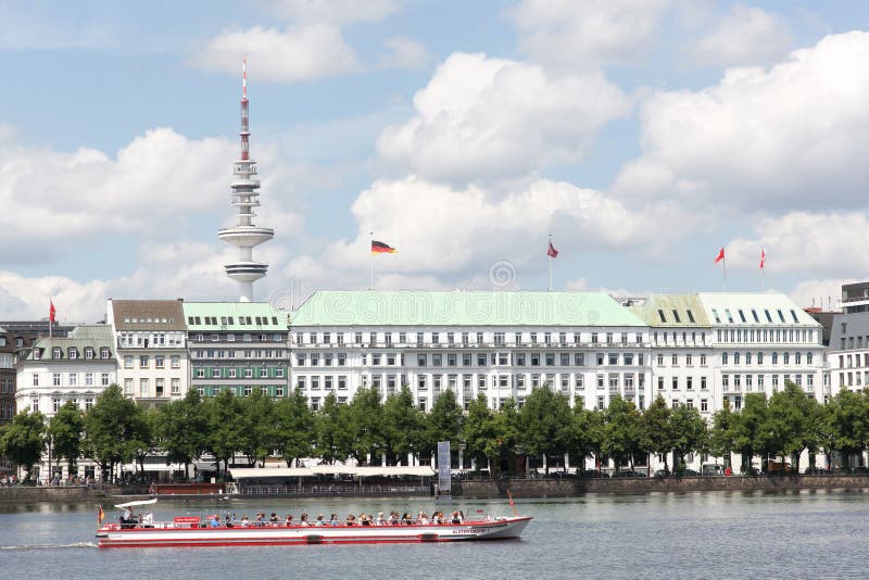 Der Fluss Alster See, Hamburg Stockbild - Bild von freizeit, skyline ...