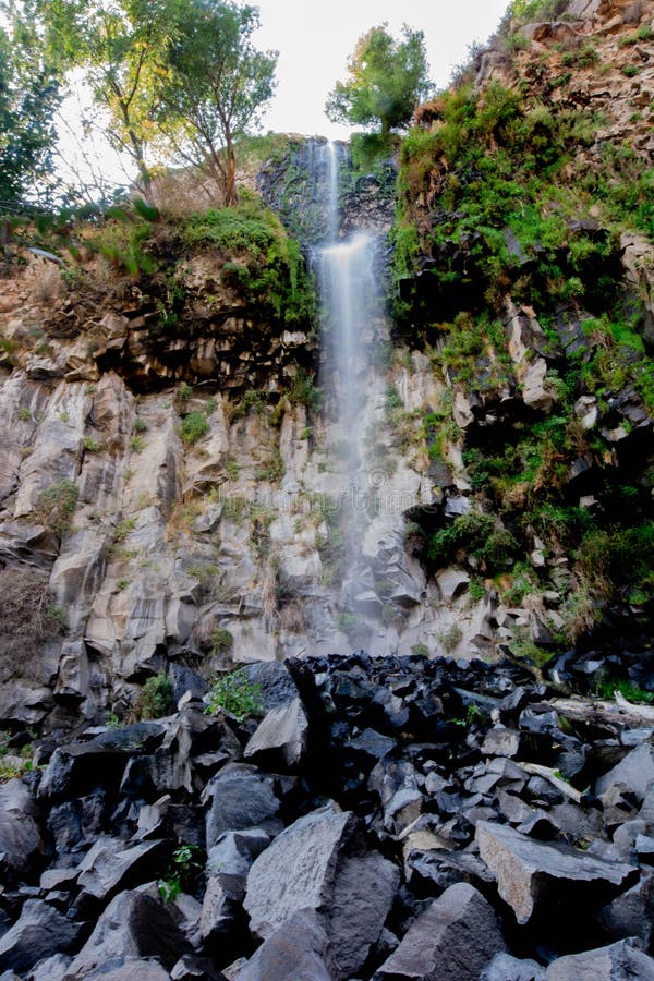 Alta Cascada Y Rocas. La Cascada Proviene De Una Roca Alta Imagen de ...
