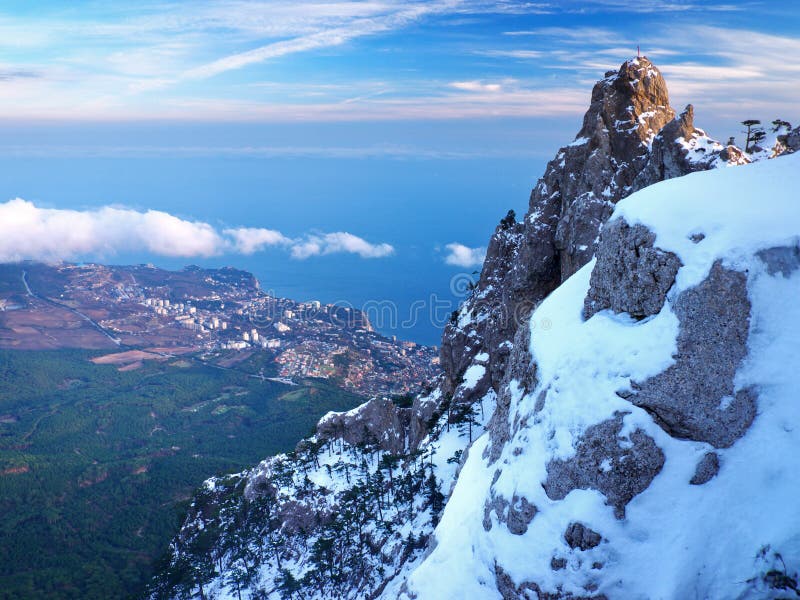 Alta roca con nieve imagen de archivo. Imagen de amanecer - 18302903