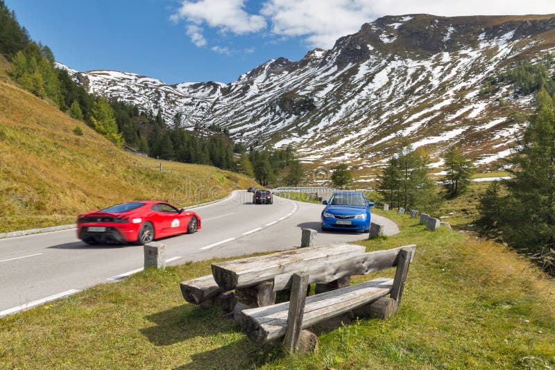 Trasporti Il Parcheggio Sull'alta Strada Alpina Di Grossglockner in ...