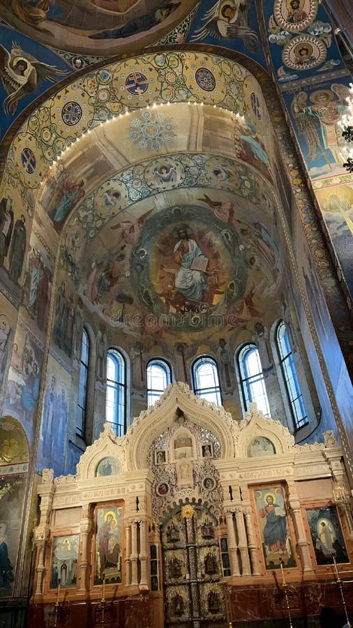 Altar De Iglesia Elaborado Con Dos Ventanas Foto editorial - Imagen de ...