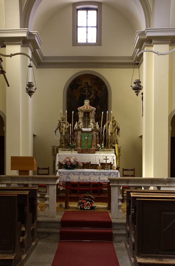 Altar in der alten Kirche stockbild. Bild von ansicht - 3877507