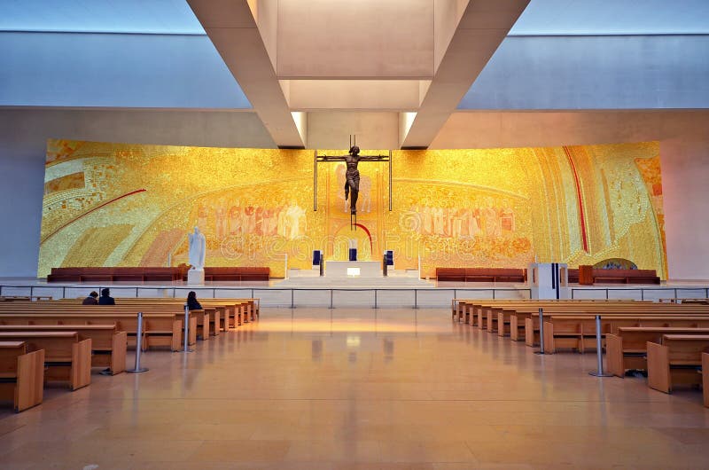 Altar Einer Modernen Kirche Redaktionelles Stockfoto - Bild von ...