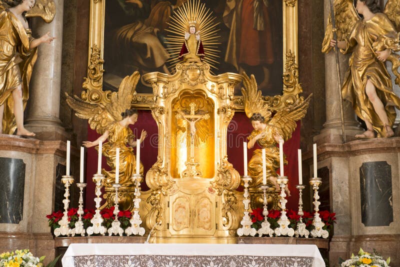 Altare I Kyrka Av Den Heliga Anden Munich Fotografering för Bildbyråer ...