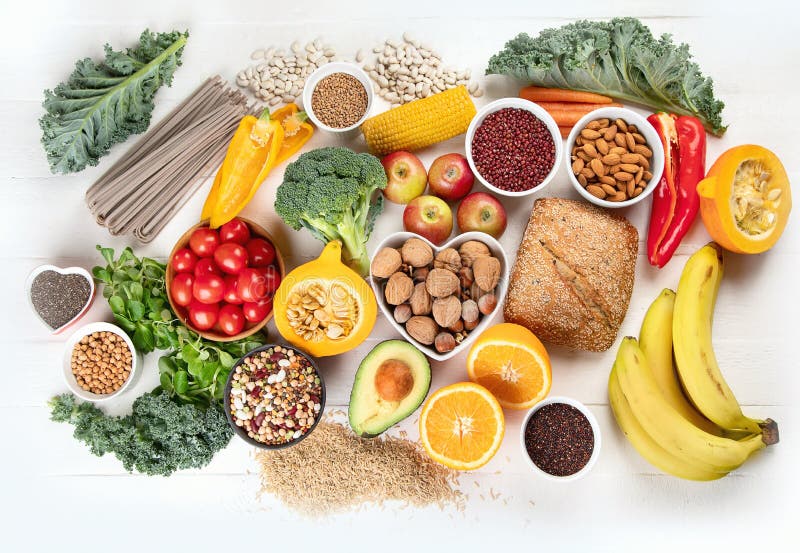 Altas Comidas De La Fibra En Un Fondo De Madera Imagen de archivo ...