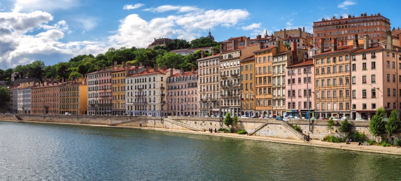 Alte Gebäude in Lyon Entlang Der Saône Stockfoto - Bild von region ...