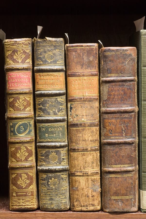 Alte Bücher auf dem Regal stockbild. Bild von informationen - 9610501