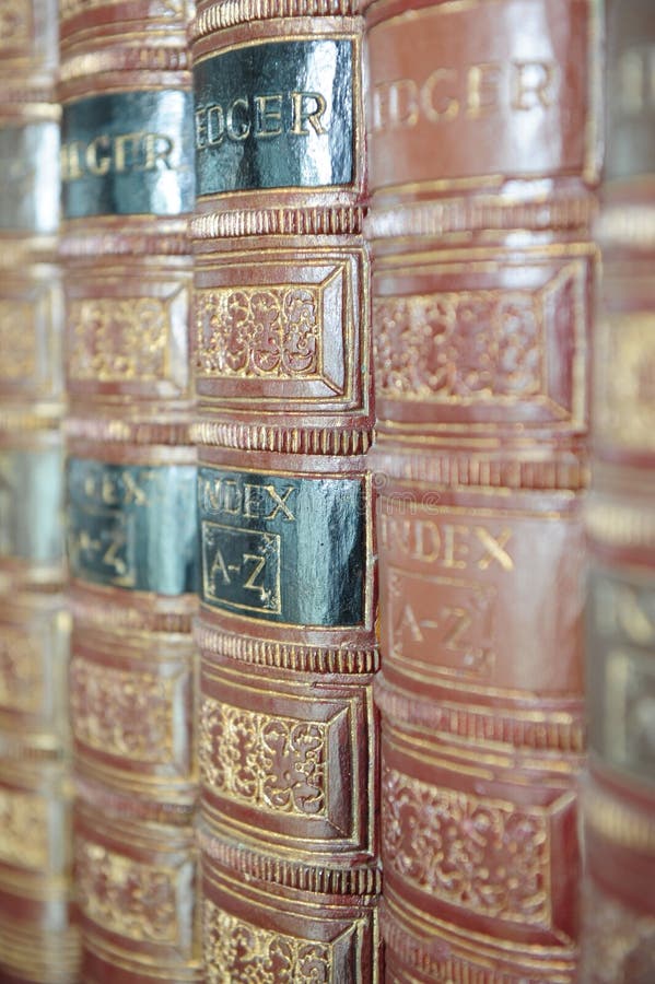 Alte Bücher Auf Einem Regal Stockfoto - Bild von publikation ...