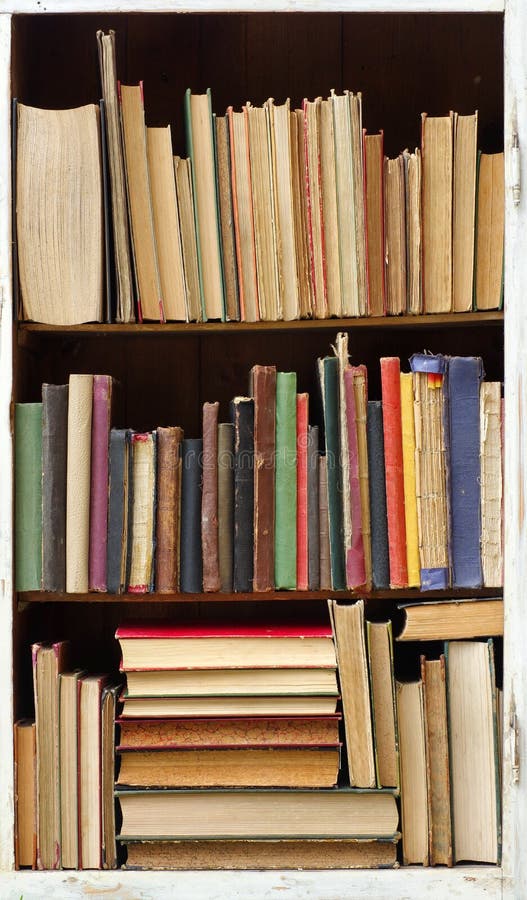 Alte Antike Bücher An Der Buchhandlung Oder An Der Bibliothek Stockbild ...