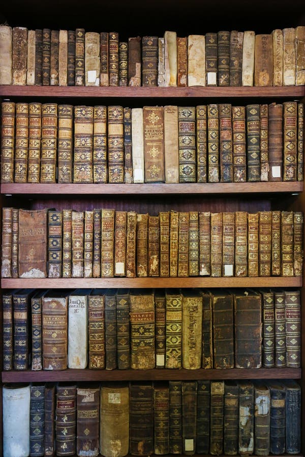 Alte Bücher in Der Bibliothek Von Coimbra Stockfoto - Bild von learn ...