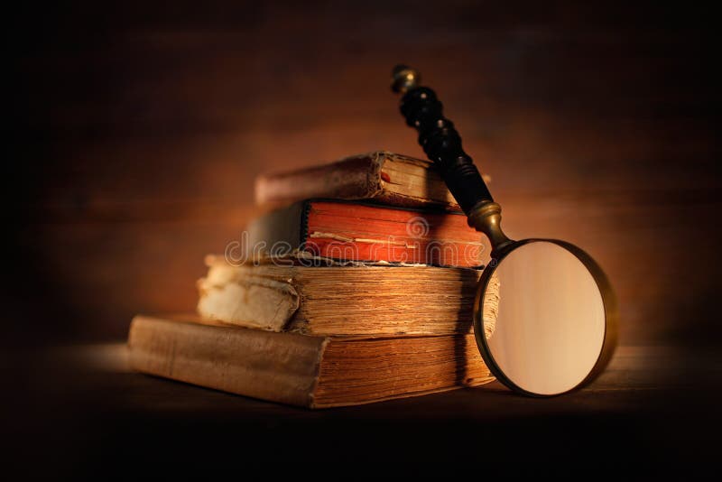 Lupe Mit Buch, Stift Und Weltkarte Auf Alter Karte Stockfoto - Bild von ...