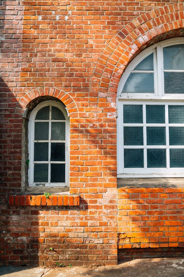 Alte Backsteinmauer Und Fenster Stockfotos und Bilder - Laden Sie 527 ...