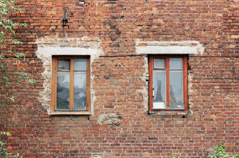 Alte Backsteinmauer Und Zwei Fenster In Einem Hintergrund Stockbild ...