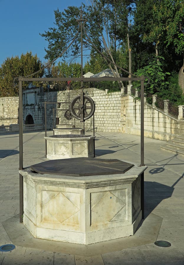 Alte Brunnen in Zadar, Kroatien Stockfoto - Bild von tourismus, fünf ...