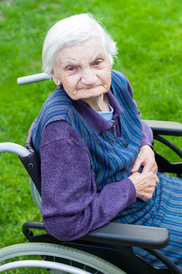 Alte Dame, Die Im Rollstuhl Sitzt Stockbild - Bild von stuhl ...