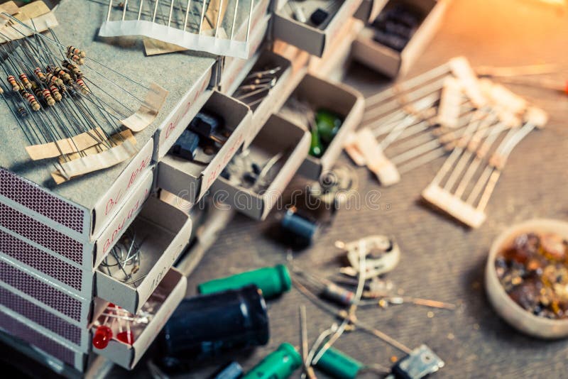 Alte Elektronikkomponenten Im Physiklabor Stockfoto - Bild von ...