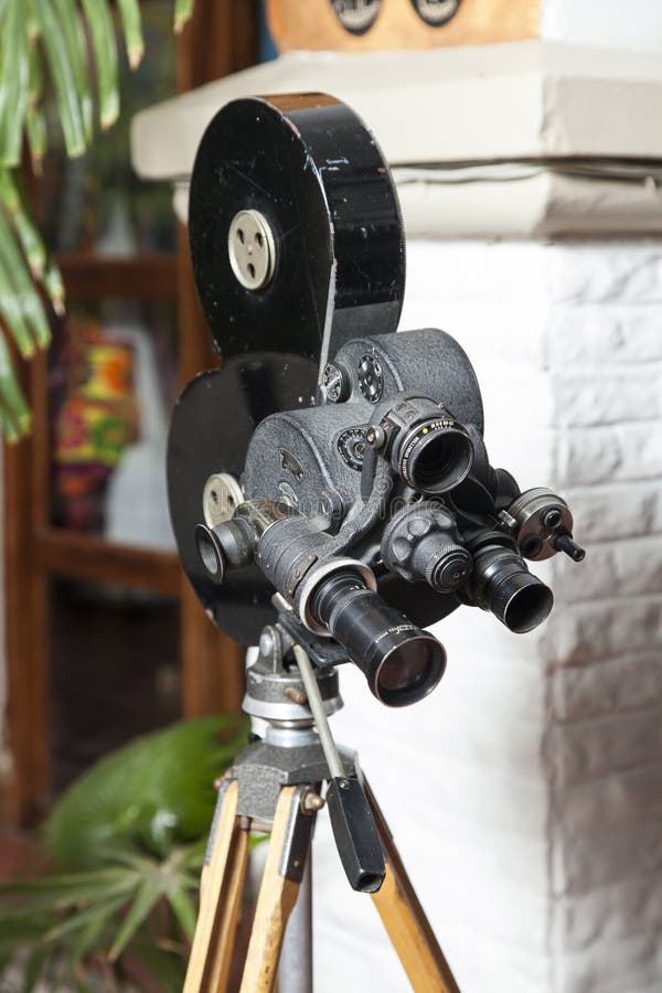 Schwarze Filmrollekamera Mit Stativ Stockfoto - Bild von szenen ...