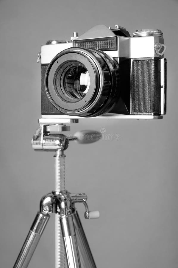 Alte Filmkamera Und Retro- Stahlstativ Stockbild - Bild von fotographie ...