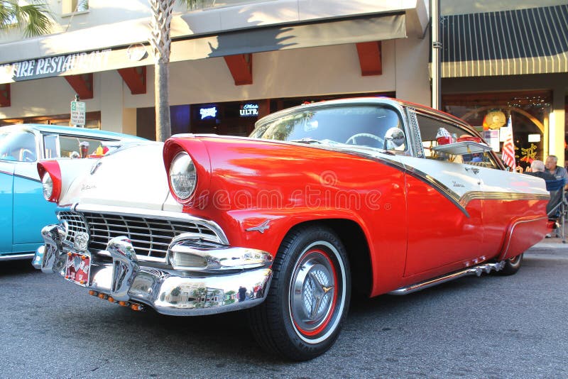 Alte Ford Fairlane Car an Der Autoshow Redaktionelles Bild - Bild von ...