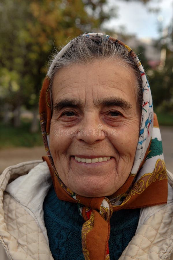 Alte Frau. Portrait. Klug. stockfoto. Bild von gelächter - 7273500