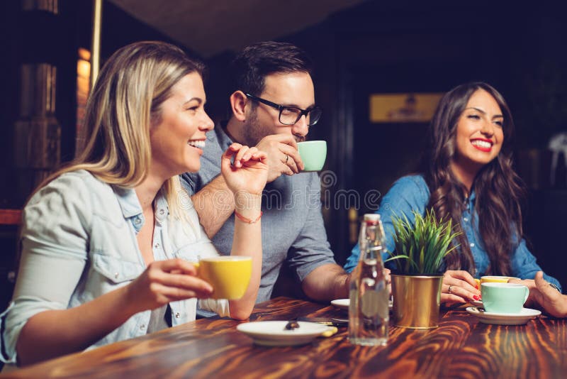 Alte Freunde, Die, Kaffee Trinkend Aufholen - Bild Stockfoto - Bild von ...