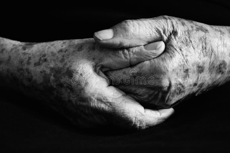 Hände einer älteren Person stockfoto. Bild von alter - 102541666
