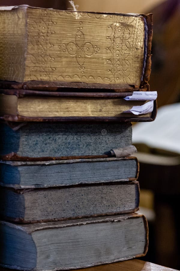 Alte historische Bücher stockfoto. Bild von hintergrund - 93642136