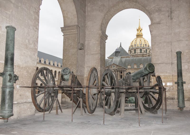 Alte Kanone Im Invalides-Museum In Paris Redaktionelles Foto - Bild von ...