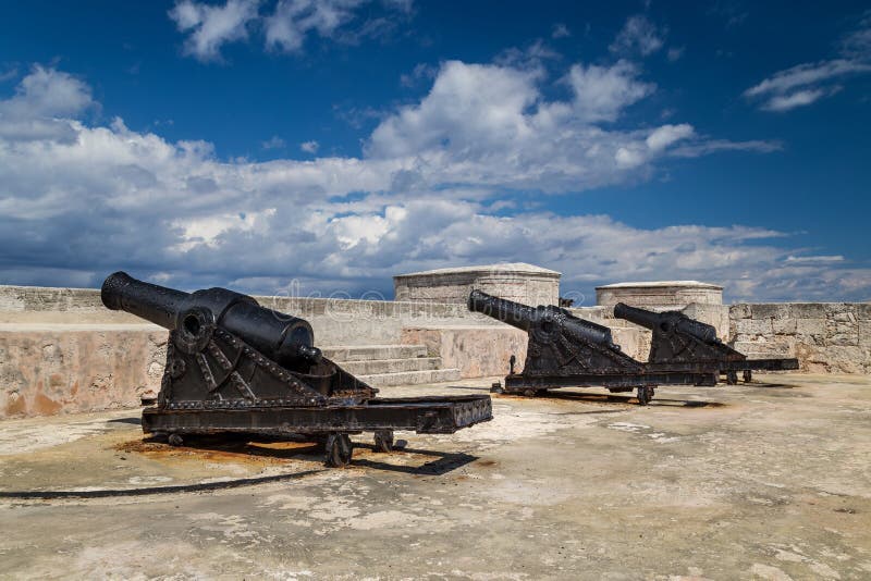 Alte Kanonen stockfoto. Bild von ferien, traditionell - 135279354
