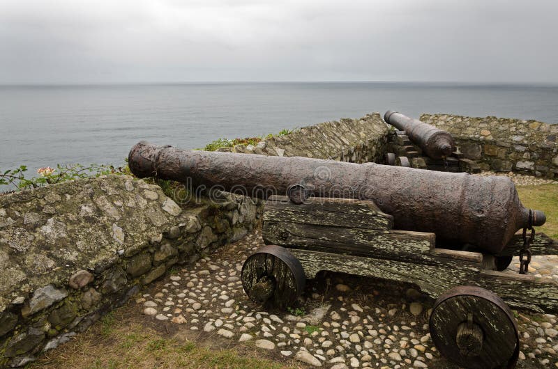 Alte Kanonen stockbild. Bild von küste, felsen, artillerie - 33644759