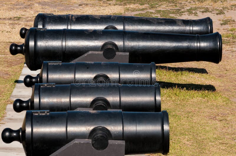 Alte Kanonen stockfoto. Bild von reihe, schloss, kanonen - 64241710
