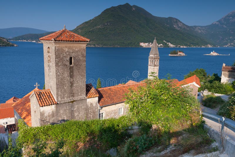 Alte Kirchen in Perast. Bucht Von Kotor Stockbild - Bild von kirche ...