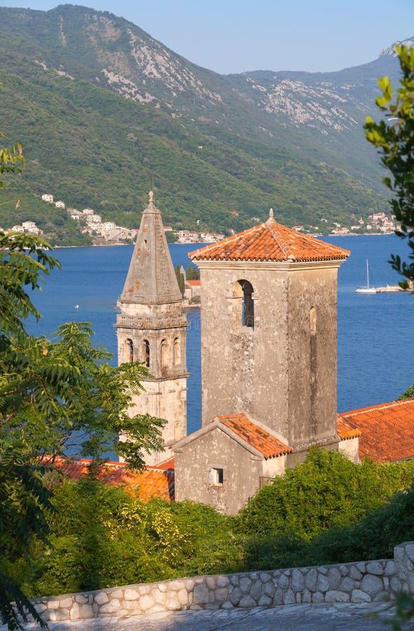 Alte Kirchen in Perast. Kotor-Bucht Stockfoto - Bild von vertikal ...
