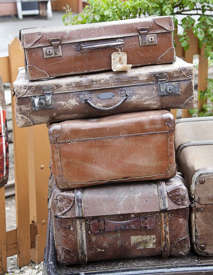 Alte Stilvolle Braune Koffer Auf Dem Garten Stockfoto - Bild von gepäck ...