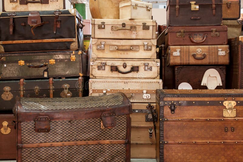 Alte Koffer stockbild. Bild von ausstellung, verriegelungen - 33034449